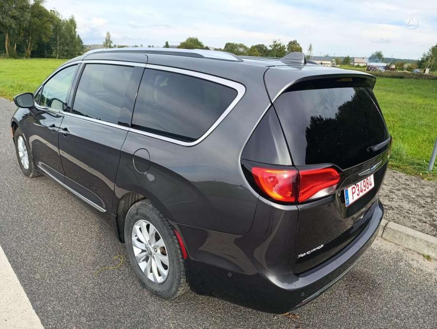 Grey Chrysler Pacifica 2018 in Kaunas, with an engine capacity of 3.61 L and mileage of 262 thousand km for 13500 €, photo 5 on AUTOMOTO.COM.LV