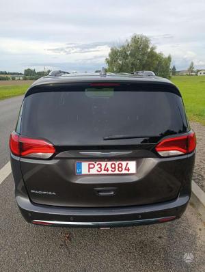 Grey Chrysler Pacifica 2018 in Kaunas, with an engine capacity of 3.61 L and mileage of 262 thousand km for 13500 €, photo 6 on AUTOMOTO.COM.LV