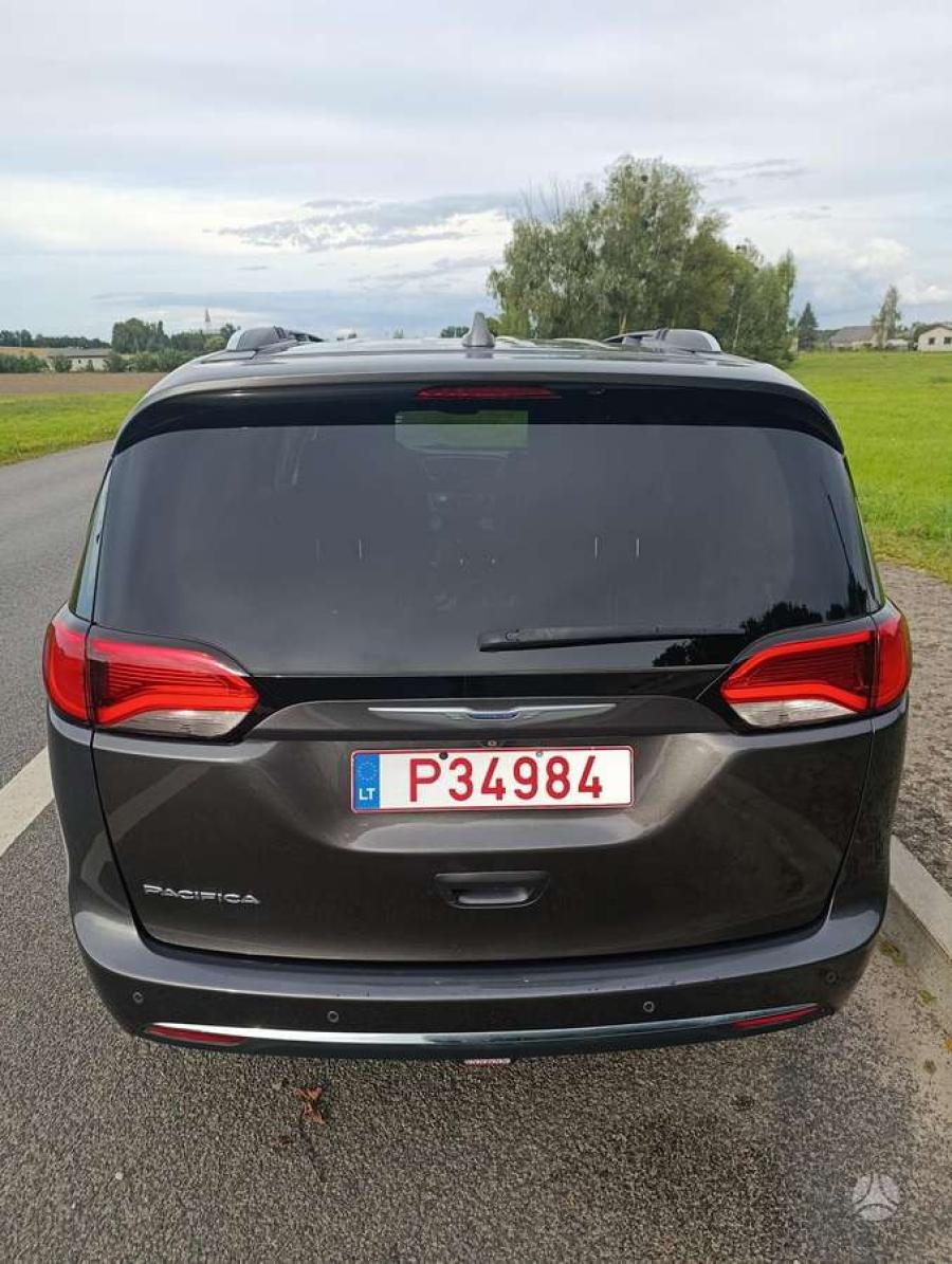 Grey Chrysler Pacifica 2018 in Kaunas, with an engine capacity of 3.61 L and mileage of 262 thousand km for 13500 €, photo 6 on AUTOMOTO.COM.LV