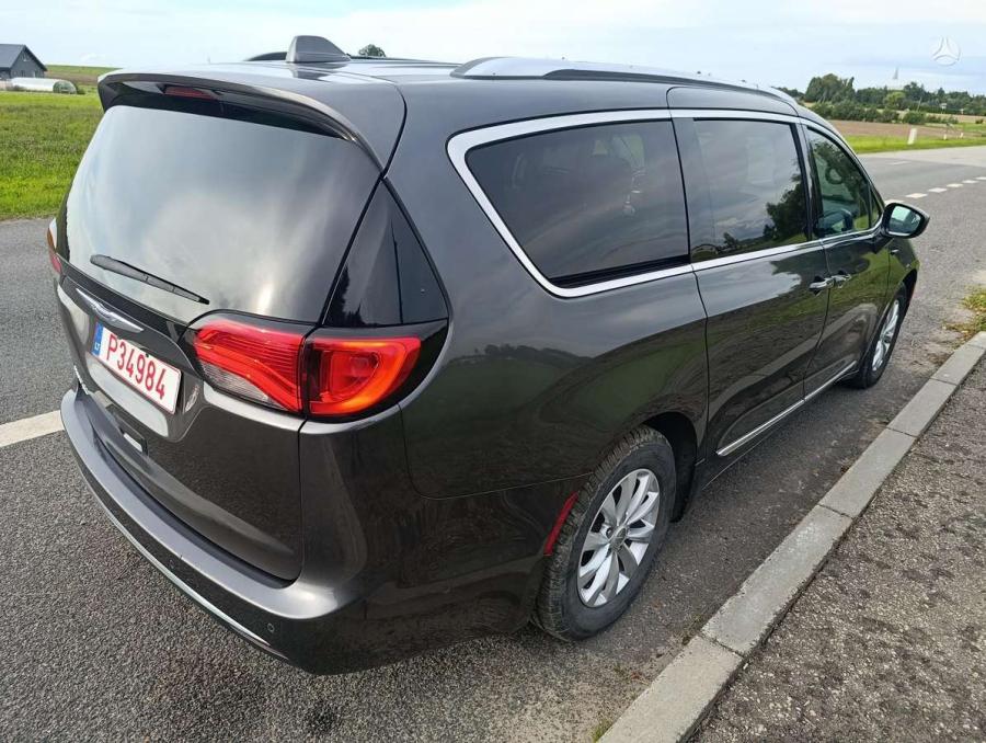 Grey Chrysler Pacifica 2018 in Kaunas, with an engine capacity of 3.61 L and mileage of 262 thousand km for 13500 €, photo 7 on AUTOMOTO.COM.LV