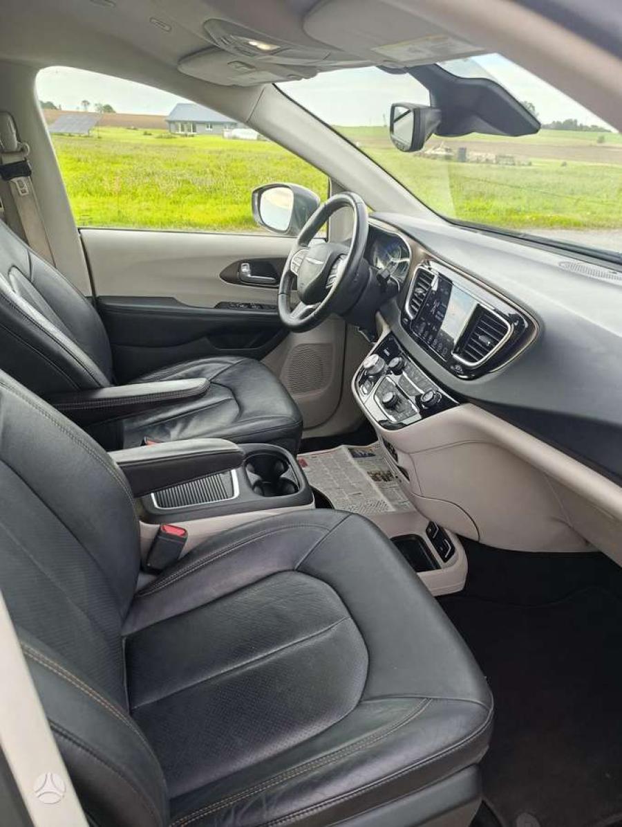 Grey Chrysler Pacifica 2018 in Kaunas, with an engine capacity of 3.61 L and mileage of 262 thousand km for 13500 €, photo 8 on AUTOMOTO.COM.LV