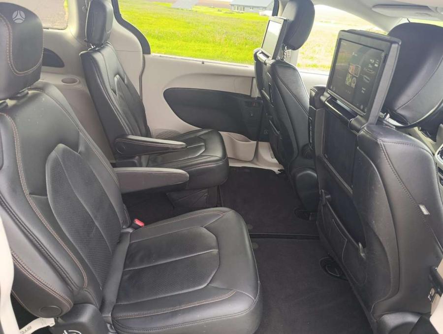 Grey Chrysler Pacifica 2018 in Kaunas, with an engine capacity of 3.61 L and mileage of 262 thousand km for 13500 €, photo 9 on AUTOMOTO.COM.LV