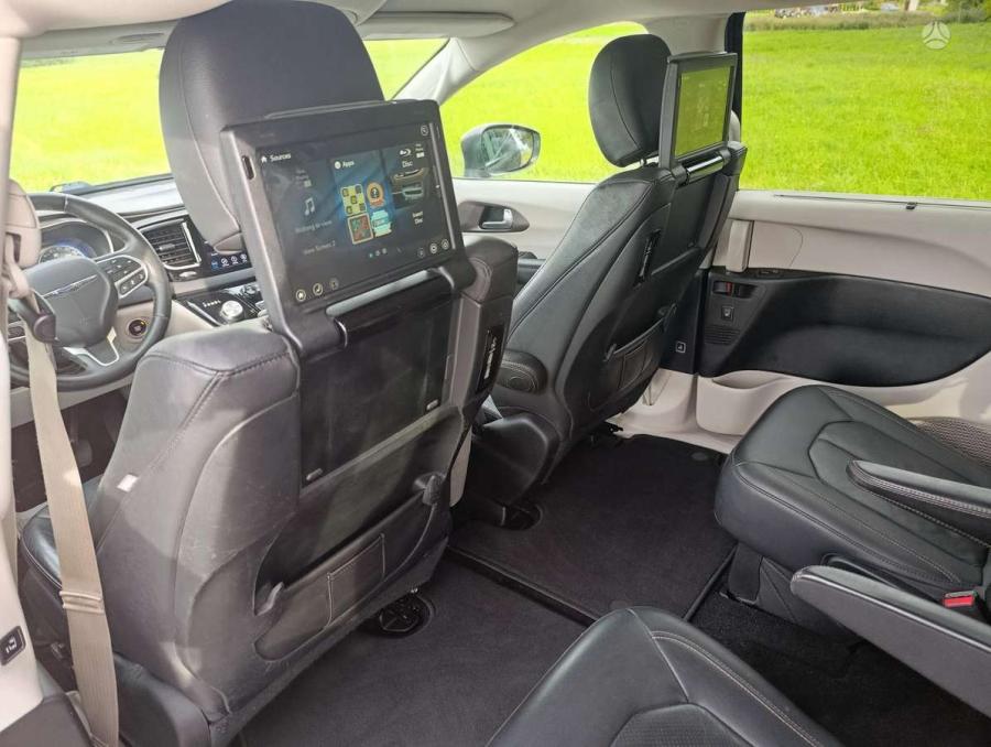 Grey Chrysler Pacifica 2018 in Kaunas, with an engine capacity of 3.61 L and mileage of 262 thousand km for 13500 €, photo 11 on AUTOMOTO.COM.LV