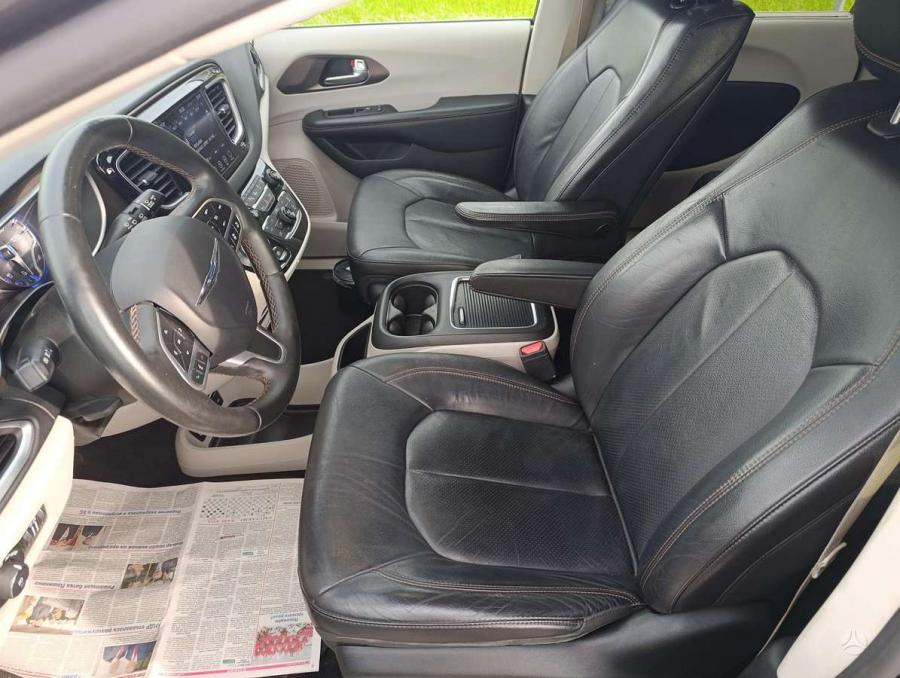 Grey Chrysler Pacifica 2018 in Kaunas, with an engine capacity of 3.61 L and mileage of 262 thousand km for 13500 €, photo 12 on AUTOMOTO.COM.LV