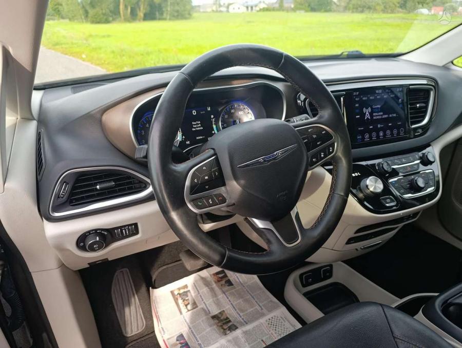 Grey Chrysler Pacifica 2018 in Kaunas, with an engine capacity of 3.61 L and mileage of 262 thousand km for 13500 €, photo 13 on AUTOMOTO.COM.LV