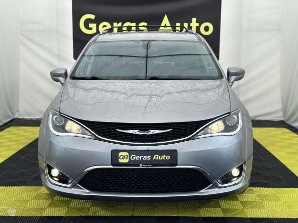Grey Chrysler Pacifica 2018 in Vilnius, with an engine capacity of 3.60 L and mileage of 143 thousand km for 16200 €, photo 3 on AUTOMOTO.COM.LV