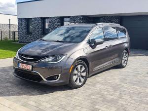 Pelēks Chrysler Pacifica 2018 Kauņa, ar dzinēja tilpumu 3.61 L un nobraukumu 139 tūkst. km par 17500 €, foto  vietnē AUTOMOTO.COM.LV