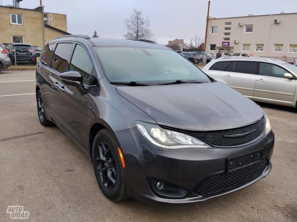 Grey Chrysler Pacifica 2019 in Kretinga, with an engine capacity of 3.60 L and mileage of 269 thousand km for 14999 €, photo 2 on AUTOMOTO.COM.LV