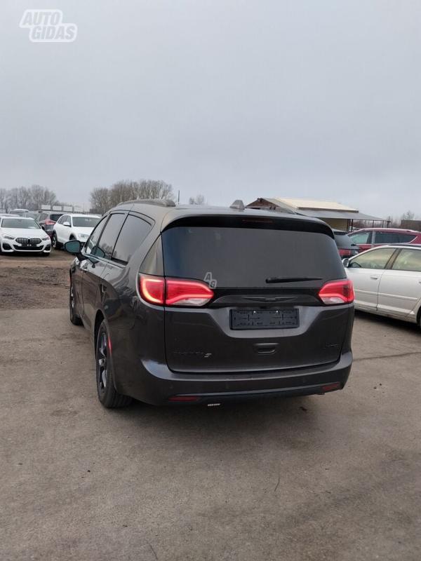 Grey Chrysler Pacifica 2019 in Kretinga, with an engine capacity of 3.60 L and mileage of 269 thousand km for 14999 €, photo 6 on AUTOMOTO.COM.LV