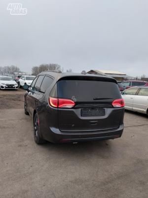 Grey Chrysler Pacifica 2019 in Kretinga, with an engine capacity of 3.60 L and mileage of 269 thousand km for 14999 €, photo 6 on AUTOMOTO.COM.LV