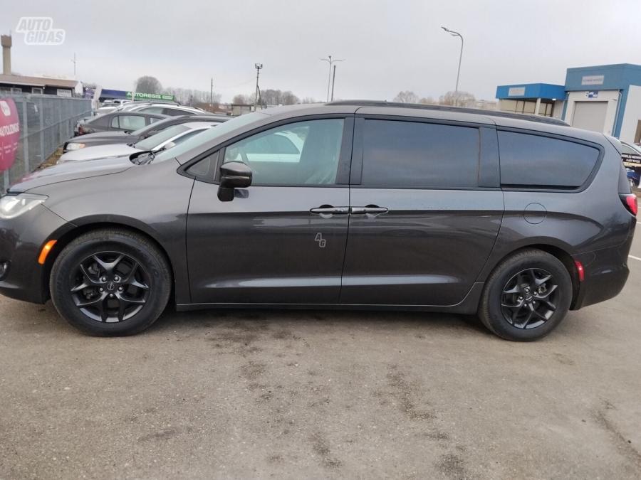 Grey Chrysler Pacifica 2019 in Kretinga, with an engine capacity of 3.60 L and mileage of 269 thousand km for 14999 €, photo 7 on AUTOMOTO.COM.LV