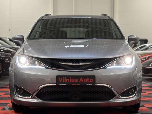 Pelēks Chrysler Pacifica 2019 Viļņa, ar dzinēja tilpumu 3.60 L un nobraukumu 60 tūkst. km par 21400 €, foto 2 vietnē AUTOMOTO.COM.LV