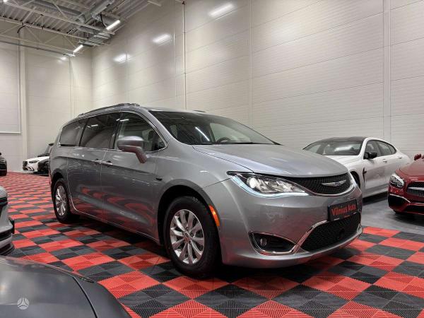Pelēks Chrysler Pacifica 2019 Viļņa, ar dzinēja tilpumu 3.60 L un nobraukumu 60 tūkst. km par 21400 €, foto 3 vietnē AUTOMOTO.COM.LV