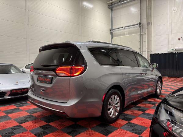 Pelēks Chrysler Pacifica 2019 Viļņa, ar dzinēja tilpumu 3.60 L un nobraukumu 60 tūkst. km par 21400 €, foto 4 vietnē AUTOMOTO.COM.LV
