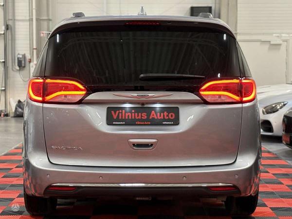 Pelēks Chrysler Pacifica 2019 Viļņa, ar dzinēja tilpumu 3.60 L un nobraukumu 60 tūkst. km par 21400 €, foto 5 vietnē AUTOMOTO.COM.LV