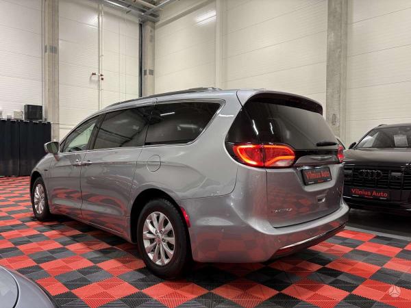 Pelēks Chrysler Pacifica 2019 Viļņa, ar dzinēja tilpumu 3.60 L un nobraukumu 60 tūkst. km par 21400 €, foto 6 vietnē AUTOMOTO.COM.LV