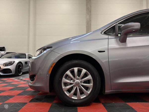 Pelēks Chrysler Pacifica 2019 Viļņa, ar dzinēja tilpumu 3.60 L un nobraukumu 60 tūkst. km par 21400 €, foto 9 vietnē AUTOMOTO.COM.LV
