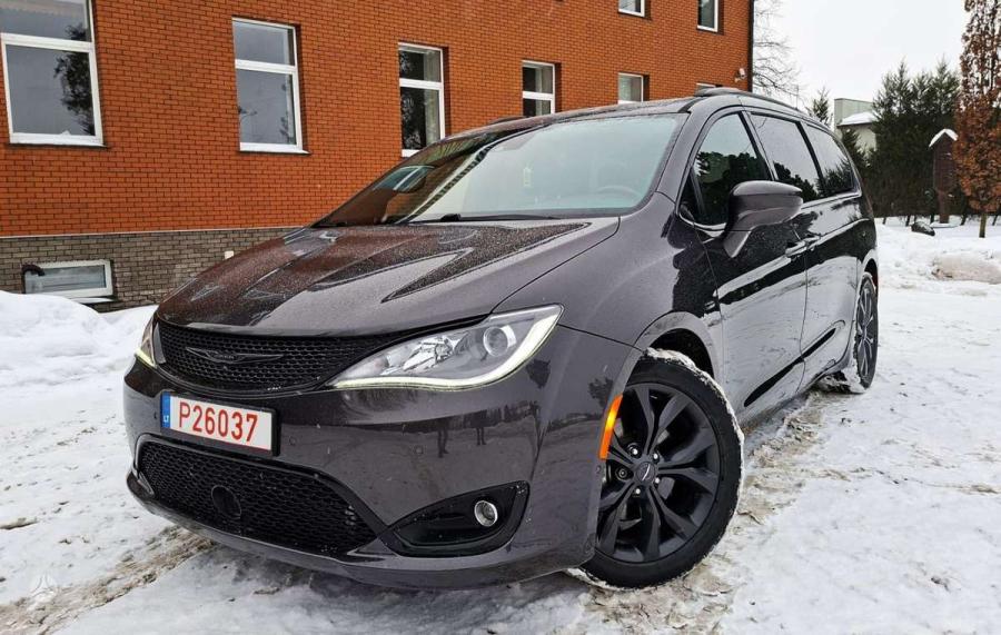 Pelēks Chrysler Pacifica 2019 Kretinga, ar dzinēja tilpumu 3.61 L un nobraukumu 129 tūkst. km par 16999 €, foto 1 vietnē AUTOMOTO.COM.LV