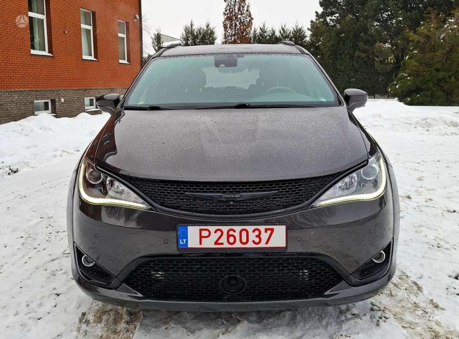 Pelēks Chrysler Pacifica 2019 Kretinga, ar dzinēja tilpumu 3.61 L un nobraukumu 129 tūkst. km par 16999 €, foto 3 vietnē AUTOMOTO.COM.LV