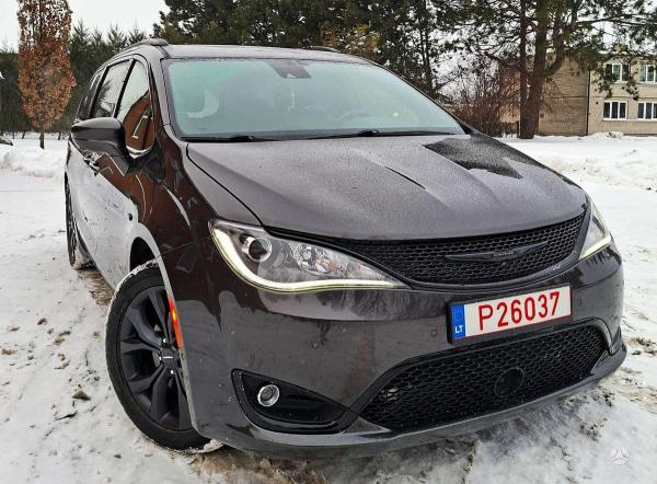 Grey Chrysler Pacifica 2019 in Kretinga, with an engine capacity of 3.61 L and mileage of 129 thousand km for 16999 €, photo 4 on AUTOMOTO.COM.LV