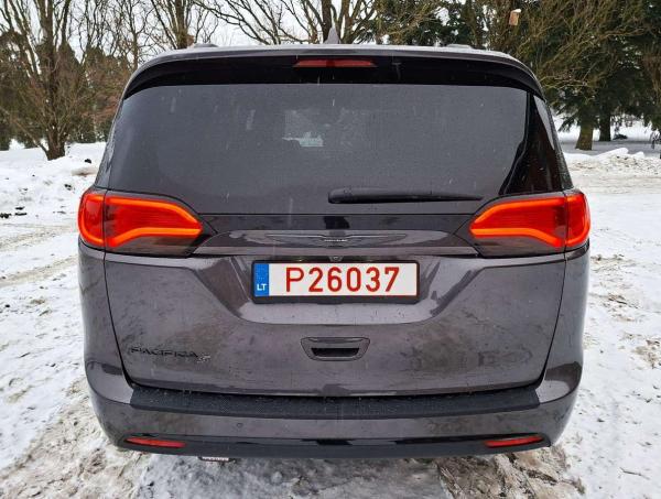 Grey Chrysler Pacifica 2019 in Kretinga, with an engine capacity of 3.61 L and mileage of 129 thousand km for 16999 €, photo 7 on AUTOMOTO.COM.LV