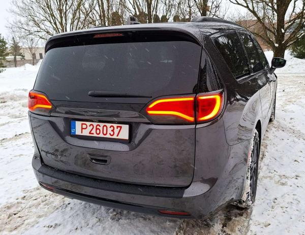 Grey Chrysler Pacifica 2019 in Kretinga, with an engine capacity of 3.61 L and mileage of 129 thousand km for 16999 €, photo 8 on AUTOMOTO.COM.LV