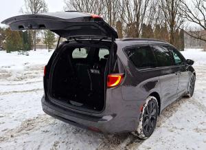 Pelēks Chrysler Pacifica 2019 Kretinga, ar dzinēja tilpumu 3.61 L un nobraukumu 129 tūkst. km par 16999 €, foto 9 vietnē AUTOMOTO.COM.LV