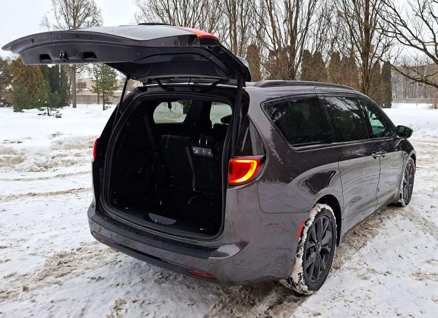 Pelēks Chrysler Pacifica 2019 Kretinga, ar dzinēja tilpumu 3.61 L un nobraukumu 129 tūkst. km par 16999 €, foto 9 vietnē AUTOMOTO.COM.LV