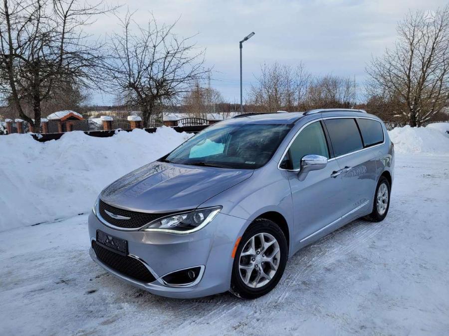 Grey Chrysler Pacifica 2019 in Telschi, with an engine capacity of 3.61 L and mileage of 191 thousand km for 15800 €, photo 1 on AUTOMOTO.COM.LV