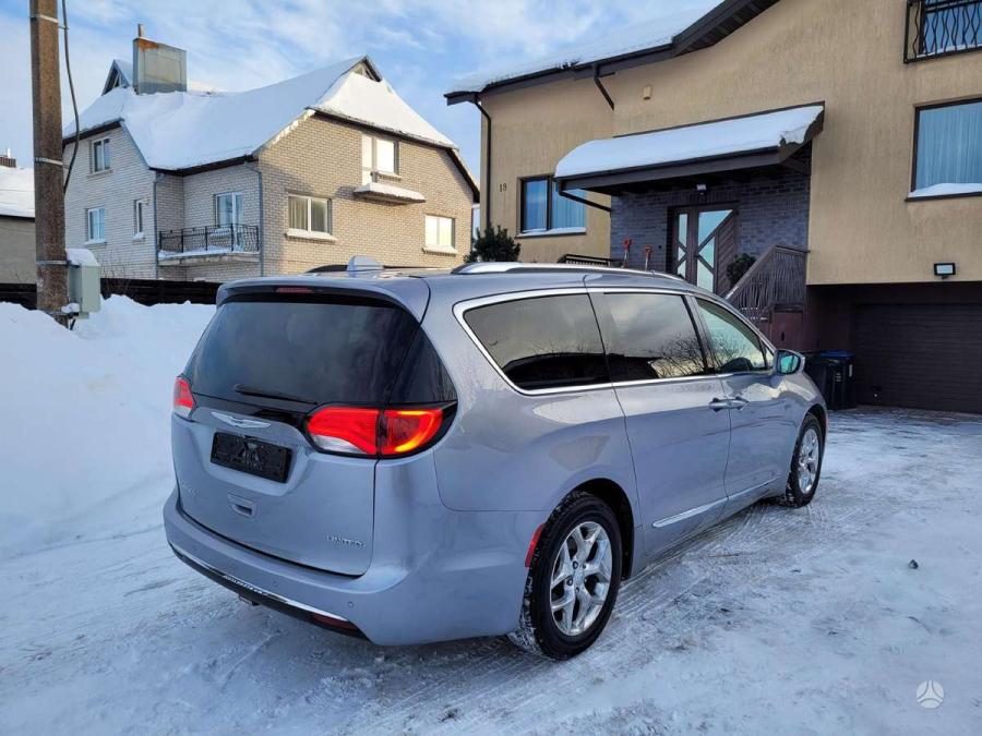 Grey Chrysler Pacifica 2019 in Telschi, with an engine capacity of 3.61 L and mileage of 191 thousand km for 15800 €, photo 5 on AUTOMOTO.COM.LV