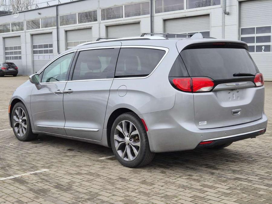 Grey Chrysler Pacifica 2019 in Klaipeda, with an engine capacity of 3.61 L and mileage of 235 thousand km for 13900 €, photo 2 on AUTOMOTO.COM.LV