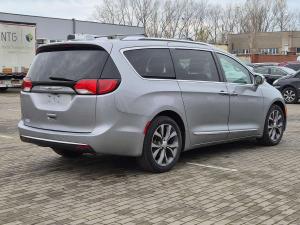 Grey Chrysler Pacifica 2019 in Klaipeda, with an engine capacity of 3.61 L and mileage of 235 thousand km for 13900 €, photo 3 on AUTOMOTO.COM.LV
