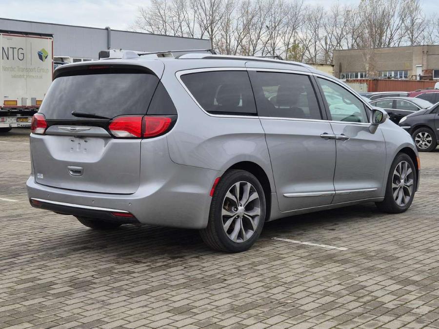 Grey Chrysler Pacifica 2019 in Klaipeda, with an engine capacity of 3.61 L and mileage of 235 thousand km for 13900 €, photo 3 on AUTOMOTO.COM.LV