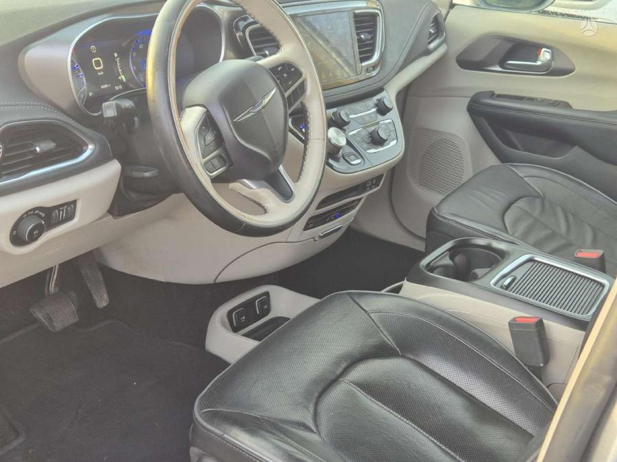 Grey Chrysler Pacifica 2019 in Klaipeda, with an engine capacity of 3.61 L and mileage of 235 thousand km for 13900 €, photo 8 on AUTOMOTO.COM.LV