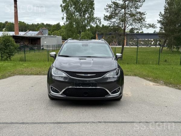 Grey Chrysler Pacifica 2019 in Valka, with an engine capacity of 3.60 L and mileage of 92 thousand km for 33650 €, photo 2 on AUTOMOTO.COM.LV