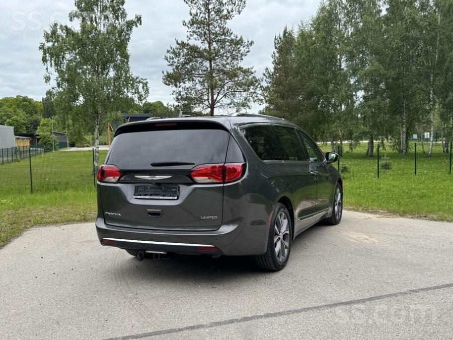 Grey Chrysler Pacifica 2019 in Valka, with an engine capacity of 3.60 L and mileage of 92 thousand km for 33650 €, photo 5 on AUTOMOTO.COM.LV
