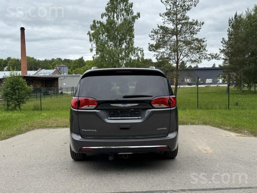 Grey Chrysler Pacifica 2019 in Valka, with an engine capacity of 3.60 L and mileage of 92 thousand km for 33650 €, photo 6 on AUTOMOTO.COM.LV
