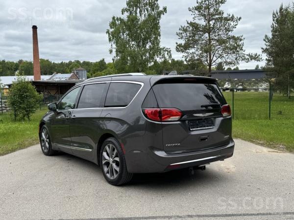 Grey Chrysler Pacifica 2019 in Valka, with an engine capacity of 3.60 L and mileage of 92 thousand km for 33650 €, photo 6 on AUTOMOTO.COM.LV