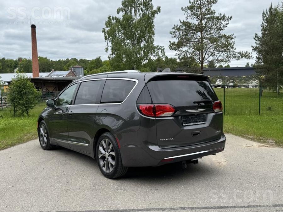 Grey Chrysler Pacifica 2019 in Valka, with an engine capacity of 3.60 L and mileage of 92 thousand km for 33650 €, photo 7 on AUTOMOTO.COM.LV