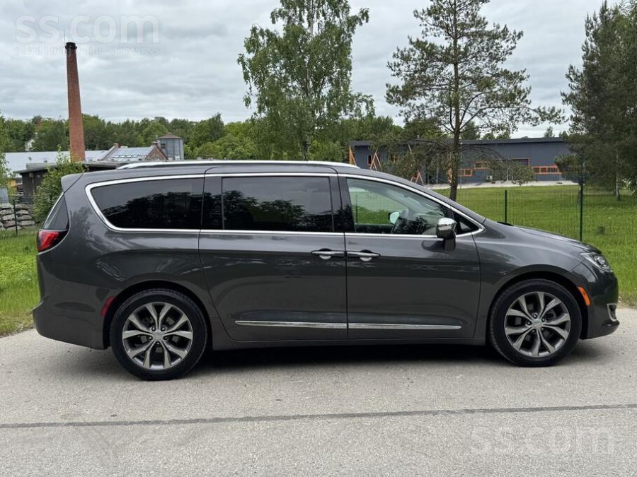 Grey Chrysler Pacifica 2019 in Valka, with an engine capacity of 3.60 L and mileage of 92 thousand km for 33650 €, photo 9 on AUTOMOTO.COM.LV