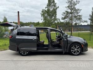 Grey Chrysler Pacifica 2019 in Valka, with an engine capacity of 3.60 L and mileage of 92 thousand km for 33650 €, photo 10 on AUTOMOTO.COM.LV