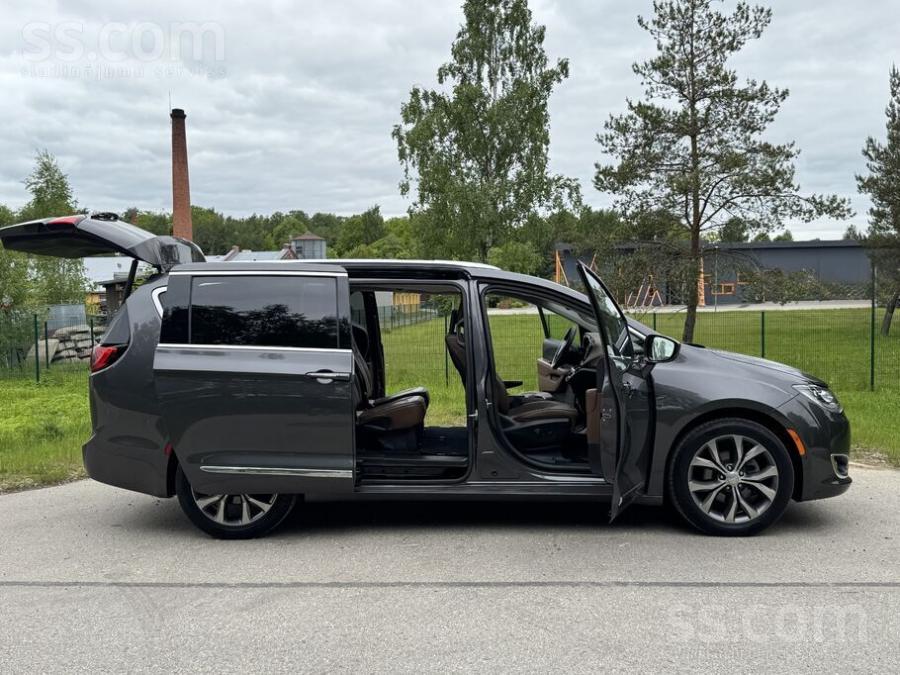 Grey Chrysler Pacifica 2019 in Valka, with an engine capacity of 3.60 L and mileage of 92 thousand km for 33650 €, photo 10 on AUTOMOTO.COM.LV
