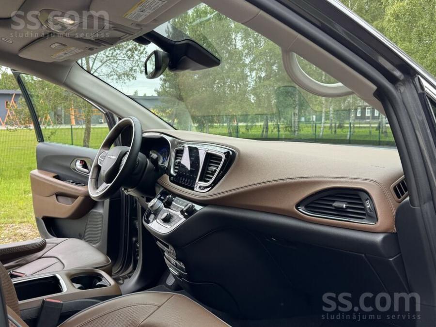 Grey Chrysler Pacifica 2019 in Valka, with an engine capacity of 3.60 L and mileage of 92 thousand km for 33650 €, photo 11 on AUTOMOTO.COM.LV