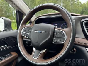 Grey Chrysler Pacifica 2019 in Valka, with an engine capacity of 3.60 L and mileage of 92 thousand km for 33650 €, photo 13 on AUTOMOTO.COM.LV