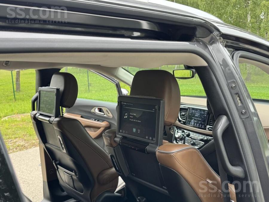 Grey Chrysler Pacifica 2019 in Valka, with an engine capacity of 3.60 L and mileage of 92 thousand km for 33650 €, photo 16 on AUTOMOTO.COM.LV