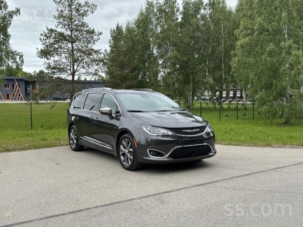 Серый Крайслер Пасифик 2019 в Валка, объемом двигателя 3.60 л и пробегом 92 тыс. км за 33650 €, фото 3 на AUTOMOTO.COM.LV