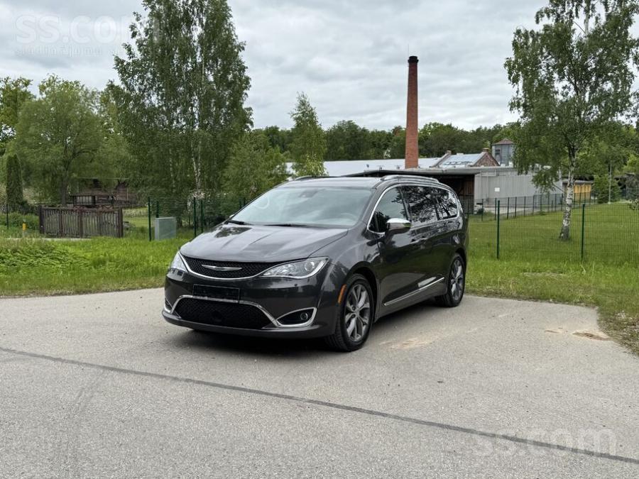 Grey Chrysler Pacifica 2019 in Valka, with an engine capacity of 3.60 L and mileage of 92 thousand km for 28450 €, photo 1 on AUTOMOTO.COM.LV