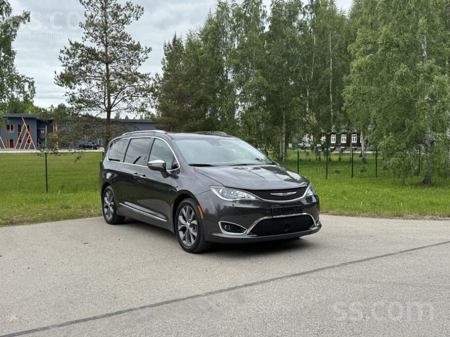 Grey Chrysler Pacifica 2019 in Valka, with an engine capacity of 3.60 L and mileage of 92 thousand km for 28450 €, photo 3 on AUTOMOTO.COM.LV