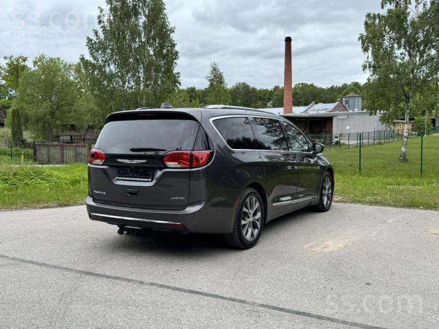 Grey Chrysler Pacifica 2019 in Valka, with an engine capacity of 3.60 L and mileage of 92 thousand km for 28450 €, photo 5 on AUTOMOTO.COM.LV