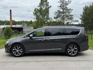 Grey Chrysler Pacifica 2019 in Valka, with an engine capacity of 3.60 L and mileage of 92 thousand km for 28450 €, photo 8 on AUTOMOTO.COM.LV